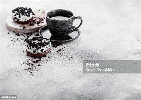 블랙 커피 컵 접시와 돌 부엌 테이블 배경에 검은 쿠키와 도넛 텍스트를 위한 공간입니다 아침 간식 갈색에 대한 스톡 사진 및 기타 이미지 Istock