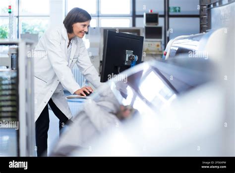 Female Computer Scientist Hi Res Stock Photography And Images Alamy