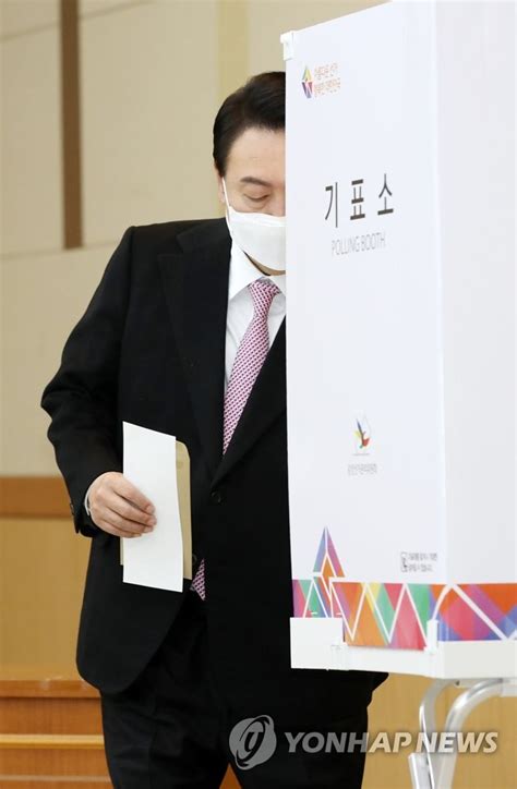사전투표 기표소 향하는 윤석열 대선후보 연합뉴스
