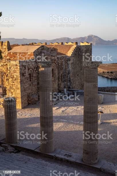 그리스 로도스의 햇볕이 잘 드는 고대 린도스 아크로 폴리스 0명에 대한 스톡 사진 및 기타 이미지 0명 건물 외관 건축 Istock
