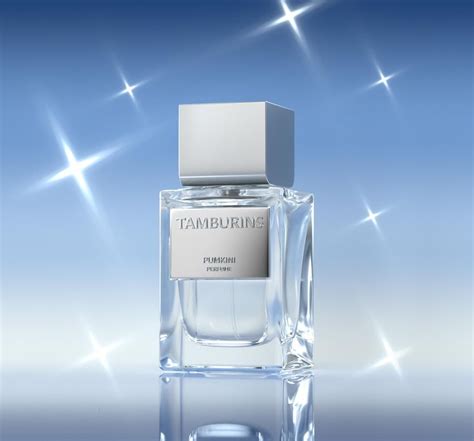 빈 향수병과 유리 테이블 위의 별들