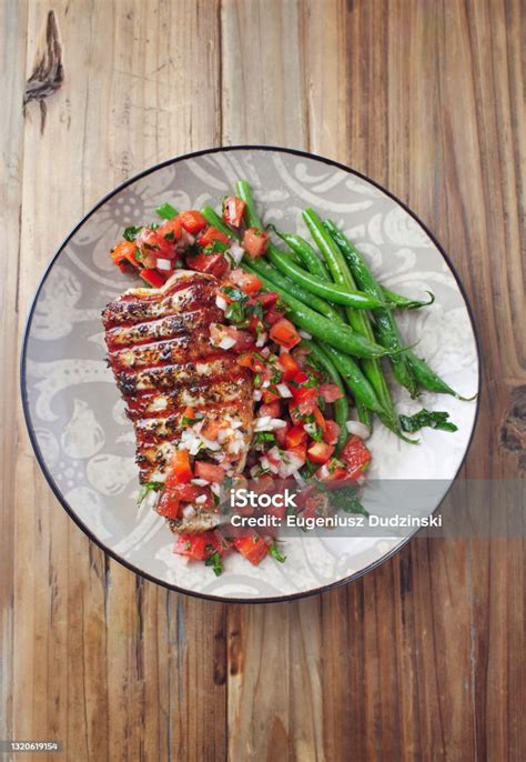 녹색 콩과 살사 와 구운 스테이크 나무 배경 맨 위 보기입니다 공간을 복사합니다 0명에 대한 스톡 사진 및 기타 이미지 0명 건강한 생활방식 건강한 식생활 Istock