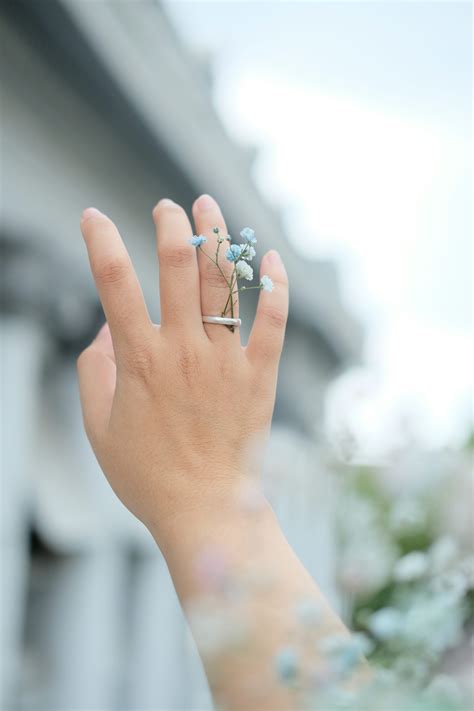 작은 흰색 물체를 들고 있는 손 사진 Unsplash의 무료 사람의 이미지