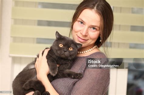 소녀 그녀의 얼굴에 의료 마스크에 인 간에 대 한 고양이 감염에 대 한 영국 고양이 Breedtoxoplasmosis 보호를 들고 있다 갈고리 발톱에 대한 스톡 사진 및