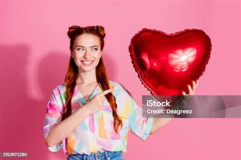 빨간 꼬리를 가진 낙관적 인 소녀의 사진 화려한 블라우스 연출 모습 심장 풍선 팔에 고립 된 분홍색 색상 배경 20 24세에 대한 스톡 사진 및 기타 이미지 Istock