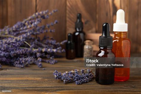 배경에 라벤더의 에센셜 오일입니다 스파 개념입니다 늦추다 향긋한 오일과 라벤더 꽃이 든 병 라벤더 향기가 나는 아로마 오일라벤더
