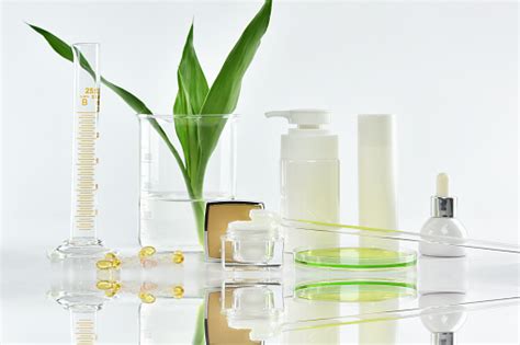 화장품 병 용기 녹색 허브 잎 및 과학적인 유리 빈 레이블 모형 연구를 브랜딩 패키지와 자연 유기 뷰티 스킨케어 제품 개념을 개발 개발에 대한 스톡 사진 및 기타 이미지