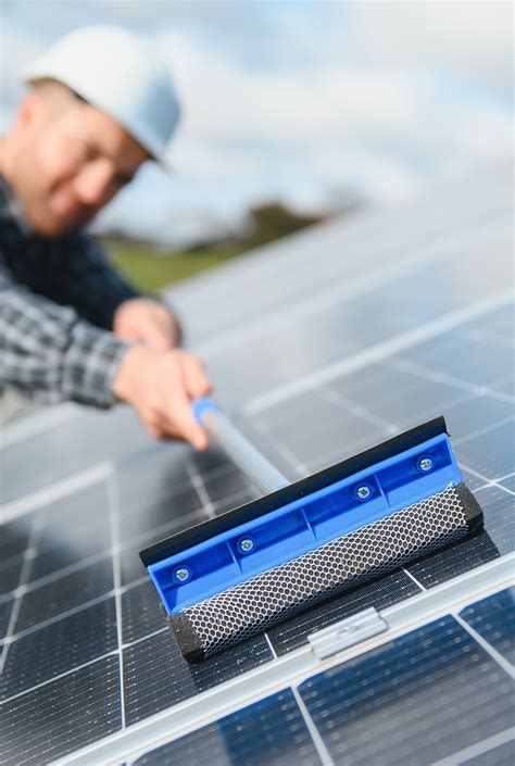 Основно почистване на слънчеви панели Фантастик Сървисес