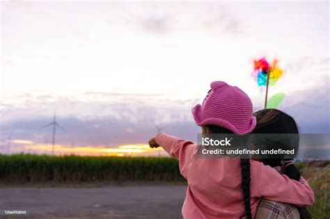 풍력 터빈은 미래에 지속 가능한 자원이 될 대체 전기 원입니다 풍력 발전기 터빈을 가진 지역 사회의 사람들 청정 에너지 컨셉으로