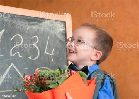 안경에 귀여운 어린 소년은 칠판 배경에 꽃다발을 들고있다 학교 개념 2 3 살에 대한 스톡 사진 및 기타 이미지 2 3 살 Stem 주제 개념 Istock