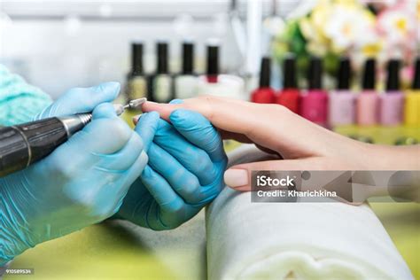 네일 파일 미용사에 의해 매니큐어를 받는 네일 살롱에는 여자의 근접 촬영 샷 여 자가 점점 손톱 매니큐어 고객에 게 손톱 미용사 파일 2명에 대한 스톡 사진 및 기타 이미지