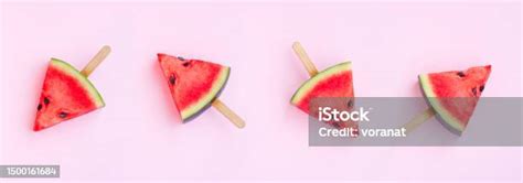 분홍색 배경에 나무 아이스크림 스틱으로 얇게 썬 수박 과일 수박 아이스크림 수박 아이스 캔디 여름 개념 0명에 대한 스톡 사진 및 기타 이미지 Istock