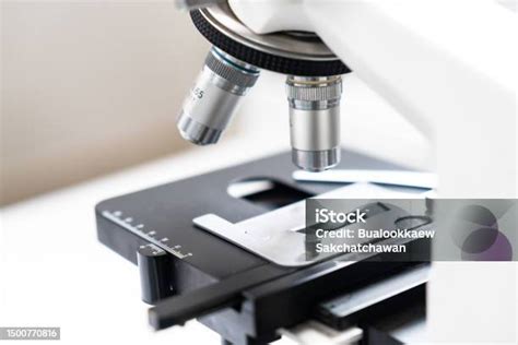 실험실에서 과학 현미경 데이터 분석의 근접 촬영 화학 분석을 위한 실험실에서 의학 장비 연구 설정 0명에 대한 스톡 사진 및 기타 이미지 Istock