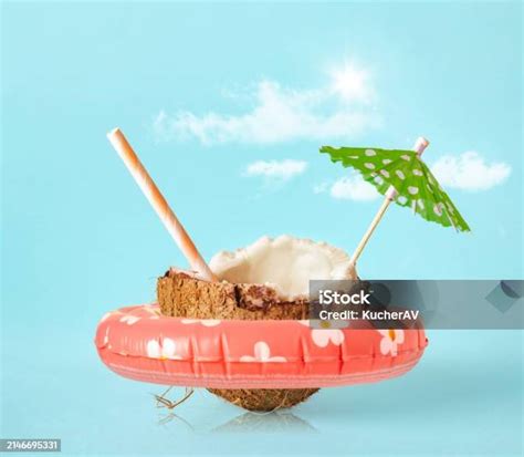 코코넛 반 반지 플로트 태양 우산과 칵테일 빨대 창조적 인 여름 해변 휴가 0명에 대한 스톡 사진 및 기타 이미지 0명 개념 건강한 생활방식 Istock
