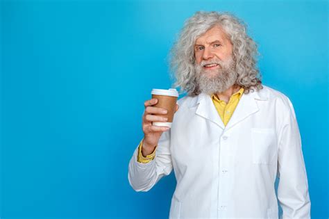 노인 을 입고 의사의 가운 스튜디오 고립 에 푸른 서 와 커피 컵 찾고 카메라 쾌활한 곱슬 머리에 대한 스톡 사진 및 기타 이미지 곱슬 머리 괴짜 기이함 Istock