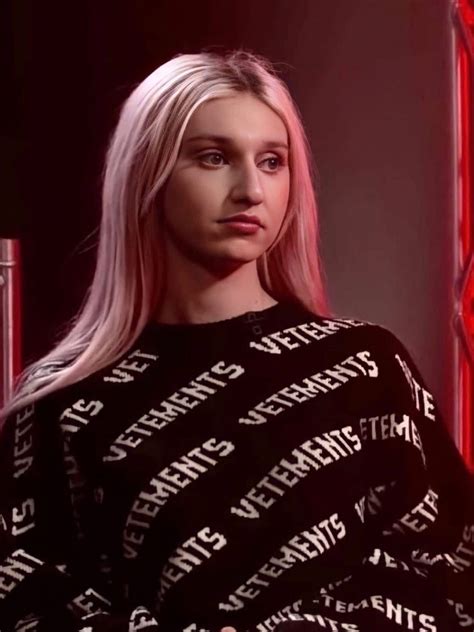 Поклонники Даши Корейки заметили что она стала более женственнее