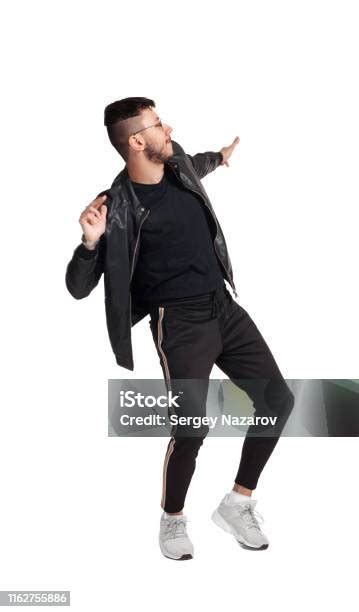 흰색 배경에 고립 된 스튜디오에서 춤추는 재미있는 남자의 전체 길이 사진 남자에 대한 스톡 사진 및 기타 이미지 남자 T 셔츠 가죽 Istock