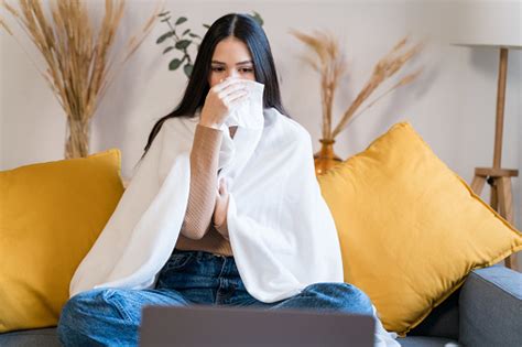 소파에 앉아 있는 여자는 차갑고 담요로 몸을 가리고 있다 가정 생활에 대한 스톡 사진 및 기타 이미지 가정 생활 갈색 머리 고독 개념 Istock