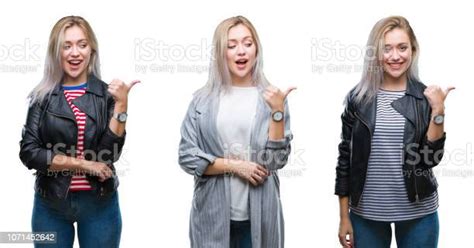 아름 다운 금발의 젊은 여 자가 생기고 엄지 측면 가리키는 행복 한 얼굴로 웃 고 고립 된 배경 위에 자 켓을 입고 콜라주 가리키기에 대한 스톡 사진 및 기타 이미지