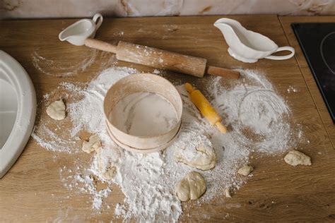 체 롤링 핀 뿌린 밀가루 피자 반죽 쿠키 만두 크로와상 패스트리 식탁 위의 파이 준비 음식 수제 빵 굽기를위한 베이커리 재료 평면도 0명에 대한 스톡 사진 및 기타 이미지