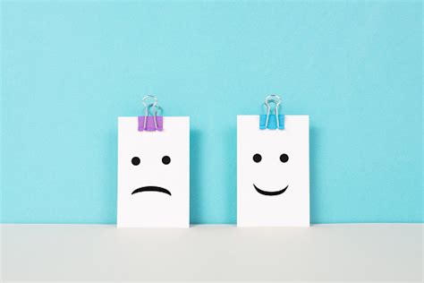 슬프고 행복한 얼굴 정신 건강 개념 긍정적이고 부정적인 사고 방식 우울증 지원 및 평가 상징 감정을 가진 머리 긍정적인 감정 표현에 대한 스톡 사진 및 기타 이미지 Istock