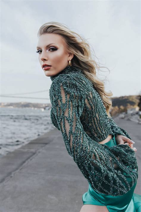 무료 이미지 여자 말뿐인 하늘 어깨 격자 무늬 모직물 목 소매 플래시 사진 회색 허리 시원한 블레이저