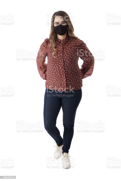 보호 얼굴 마스크를 착용하고 포즈를 취하는 라틴어 젊은 여성 20 24세에 대한 스톡 사진 및 기타 이미지 20 24세