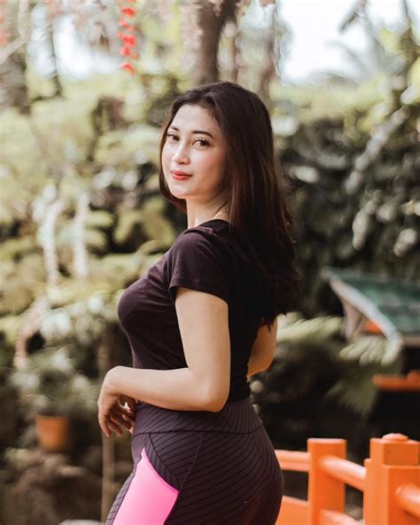 Cewek Cantik Dengan Pesona Lugu Menggemaskan Manja Rupawan