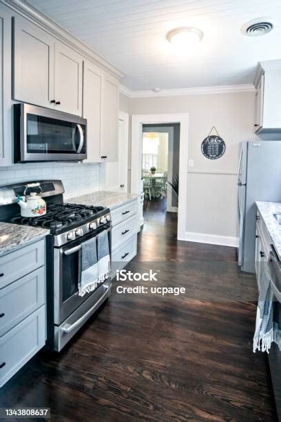 단기 임대 주택의 회색 캐비닛과 어두운 나무 바닥이있는 작은 코티지 주방 집에 대한 스톡 사진 및 기타 이미지 집 리노베이션 부엌 Istock