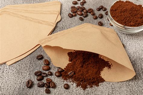 커피 필터 드립 브루잉 수동 커피 추출 대리석에 커피 원두와 분쇄 커피 음료를 양조하는 개념 0명에 대한 스톡 사진 및 기타