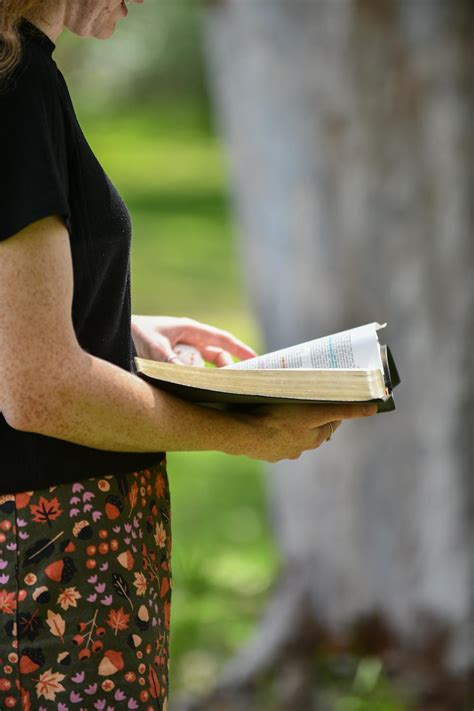 개인 개발 검은색 셔츠 고독 고요한 공부하다 공원 교육적인 꽃 치마 나무 나무 껍질 낮 내성 녹지 독서하는 레저 마음가짐 맑은 공기 문학