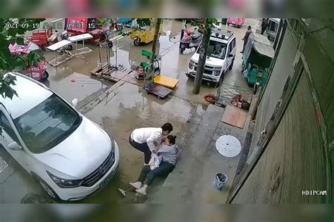 这就叫为母则刚，监控拍下女人当妈后，摔跤唯一的顾虑就是孩子摔跤母则刚女人