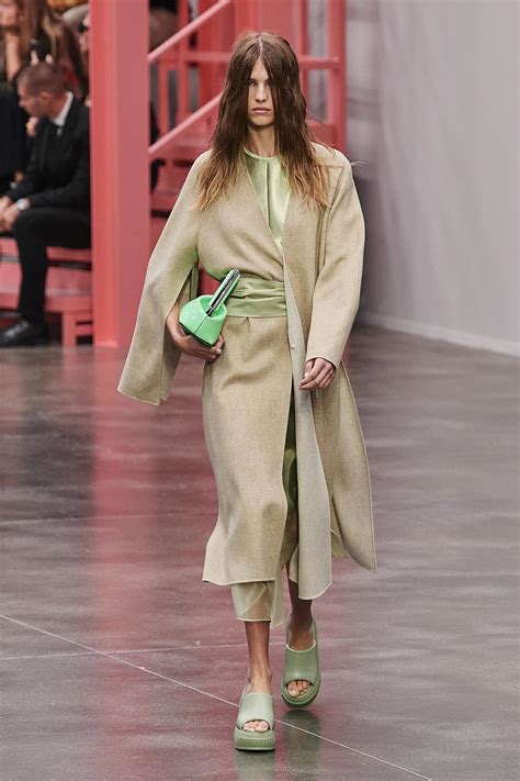 Fendi пролет лято 2023 превърна чантите в нежни бижута страница 8 Elle Bg