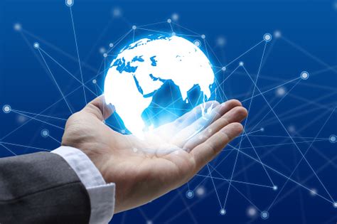 실업가 손을 잡고 글로벌 네트워크 및 글로벌 통신 손을 잡고 빛나는 지구 연결 세계 개념에 대한 스톡 사진 및 기타 이미지 개념 개념과 주제 경제 Istock