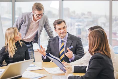 B在简报会上讨论一个重要问题高清图片下载 正版图片502778968 摄图网