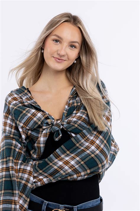 Ava R New View Modeling