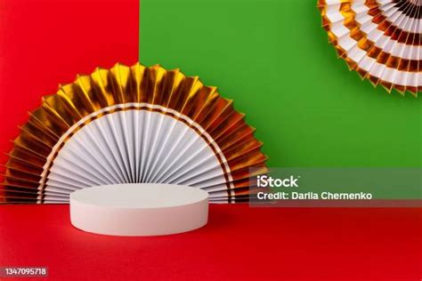 빨간색과 녹색 창조적 인 배경에 종이 팬과 연단 제품 디스플레이용 템플릿 모의 0명에 대한 스톡 사진 및 기타 이미지 0명 개념 공란 Istock