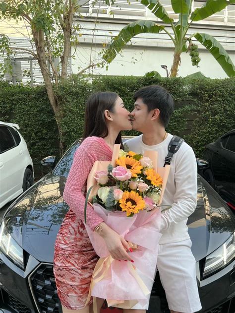 เนเงิน ครูเบียร์ อวดชอตแซ่บแนบชิดในชุดว่ายน้ำ คอมเมนต์สนั่นอยากเห็นหน้าหลาน