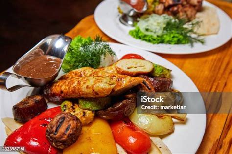 구운 감자와 케밥과 소시지를 곁들인 야채 구이 클로즈업 선택적 초점 0명에 대한 스톡 사진 및 기타 이미지 0명 감자 요리 고기 Istock