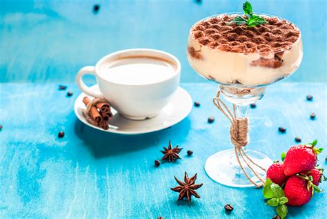 여름 디저트 티라미수 딸기와 클래식 치즈 케이크는 민트 잎으로 장식 한 빛 푸른 나무 테이블에 밝은 햇빛 공간 복사 0명에 대한 스톡 사진 및 기타 이미지 Istock