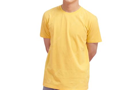 身穿黃色 T 恤的男子雙手背後 在部分視野中被捕捉到 並被隔離在粉紅色的背景上 空的 襯衫 T卹png去背圖片素材免費下載，免摳圖設計