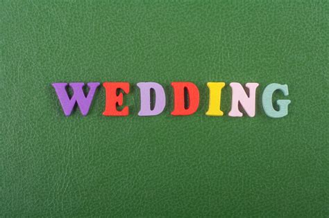 다채로운 Abc 알파벳 블록 나무 편지에서 구성 된 녹색 배경에 결혼 단어 광고 텍스트에 대 한 공간을 복사 합니다 학습 영어 개념입니다 0명에 대한 스톡 사진 및 기타