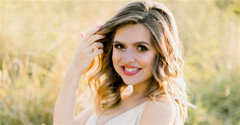 하얀 드레스를 입은 예쁜 백인 임산부가 해질녘 초원의 피크닉 담요에 앉아 있다 자연 속의 여름 저녁 행복한 출산과 임신 개념 사진 Unsplash의 우크라이나 이미지