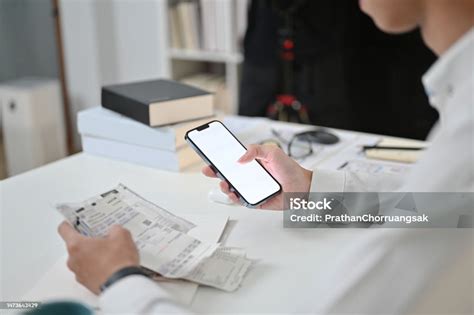 책상에서 전기 요금을 지불하기 위해 모바일 스마트 폰을 사용하는 남자 인터넷 뱅킹 및 비용 개념 의료용 스캔에 대한 스톡 사진 및 기타 이미지 Istock