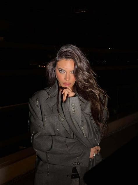 Emilia Attias Eligió Un Look Casual Y Sexy Con Corset De Cuero Y