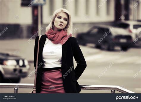 زن در حال قدم زدن در خیابان شهر 1161827