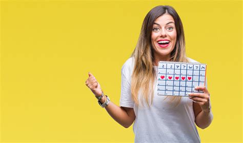 젊은 아름 다운 여자 자랑 비명과 축 하 하는 승리와 성공을 매우 흥분된 하 고 격리 된 배경 위에 생리 달력을 들고 환호 하는 감정 달력에 대한 스톡 사진 및 기타 이미지