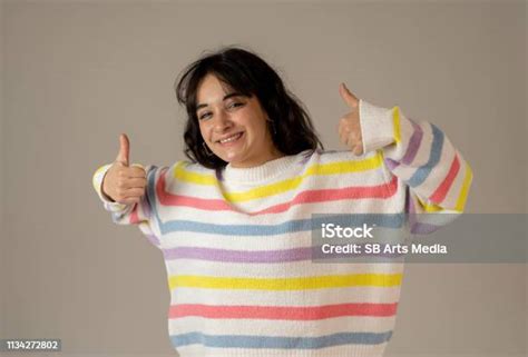 행복 한 얼굴과 아름 다운 미소로 매력적인 젊은 백인 여자의 초상화를 닫습니다 사람들의 중립 배경에 고립 긍정적 인 인간의 얼굴 표정과 감정 개념 감정에 대한 스톡 사진 및