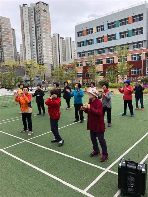 서대문종합사회복지관 쌀쌀한 4월의 봄 날씨도 지역주민 및 경로당 회원들의 춤을 향한 열정을 막을 수는