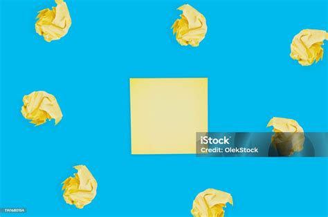 파란 테이블에 흩어져 있는 구겨진 종이 공을 많이 가까이에 빈 정사각형 종이 시트 하나 평면도 비즈니스 개념입니다 복사 공간 0명에 대한 스톡 사진 및 기타 이미지 Istock